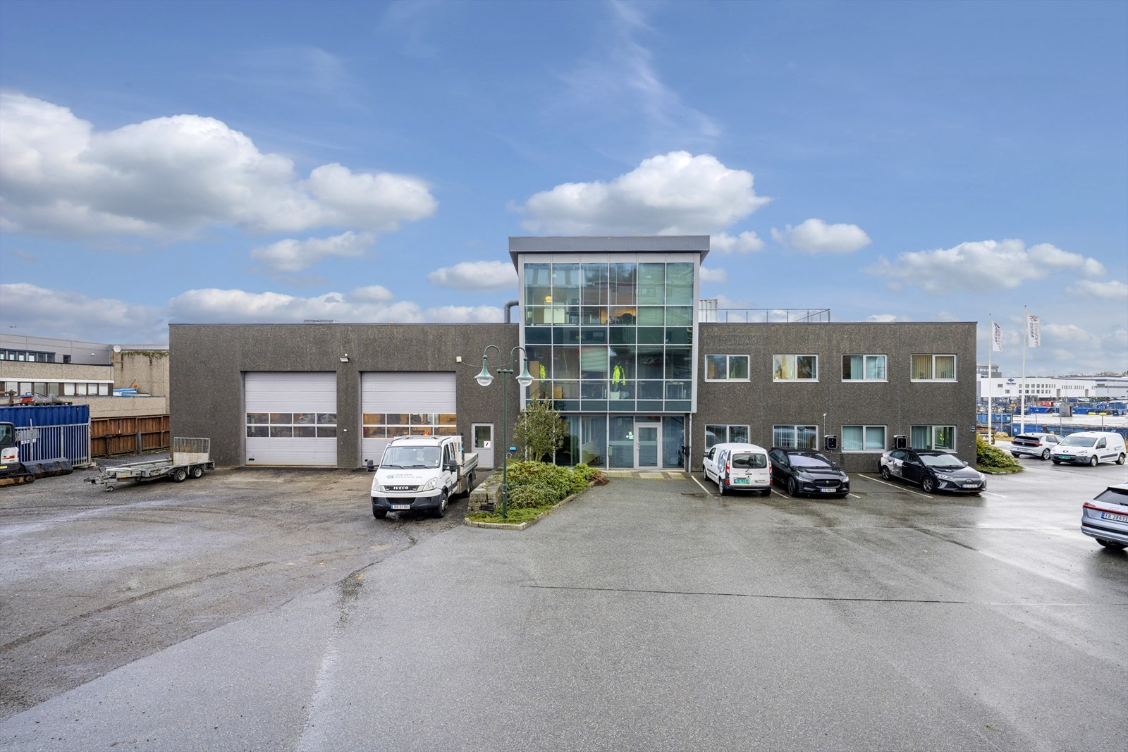 Dusavik – Kontorbygg med verksted/lager, lagerbygg og garasje. Tomt ca ...