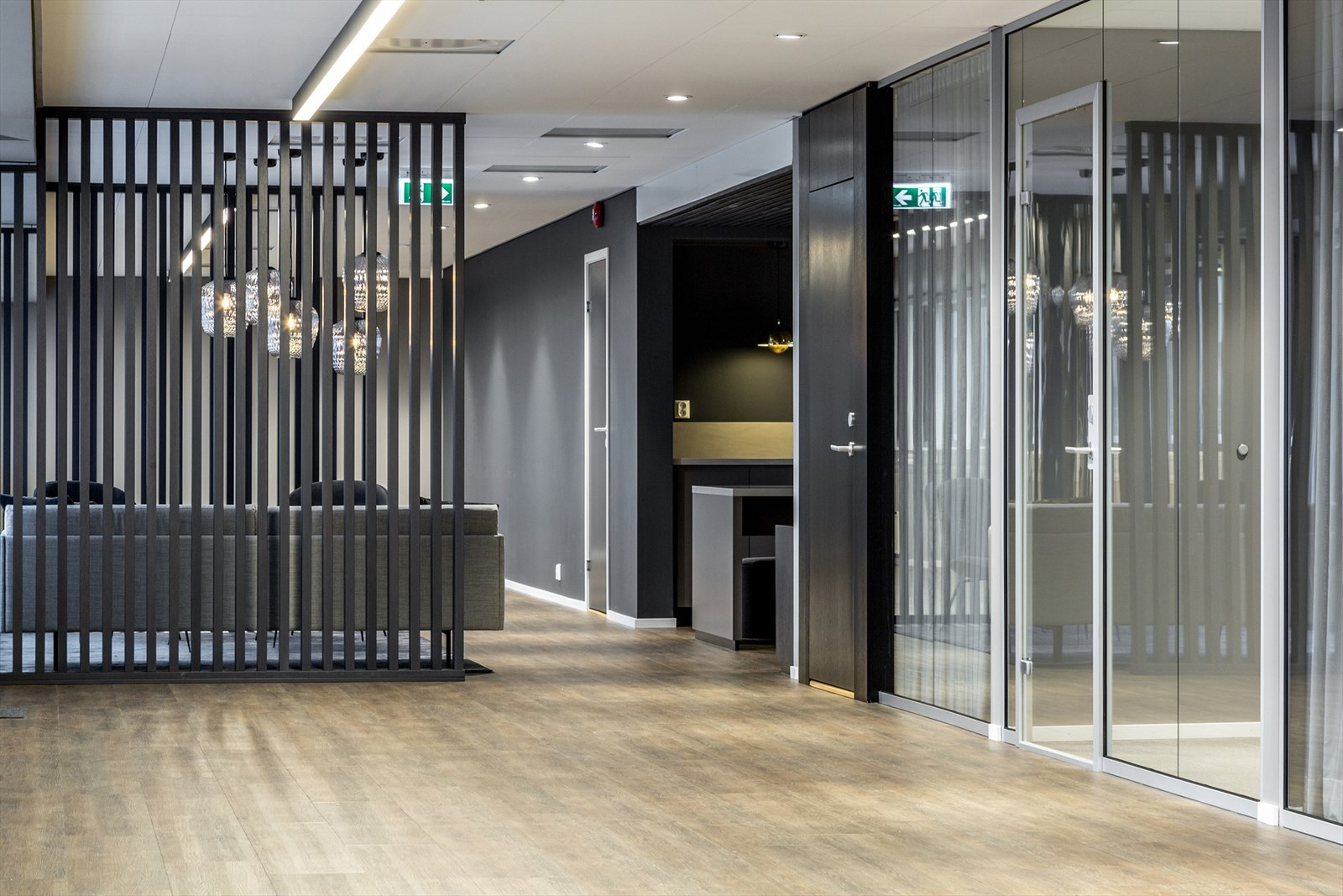 Moderne kontorlokaler i sjøkanten. Enkeltkontor, seksjon, eller en ...